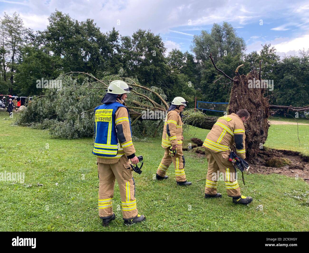 Neutraubling, Germany. 28th July, 2020. Firefighters stand at a tree ...