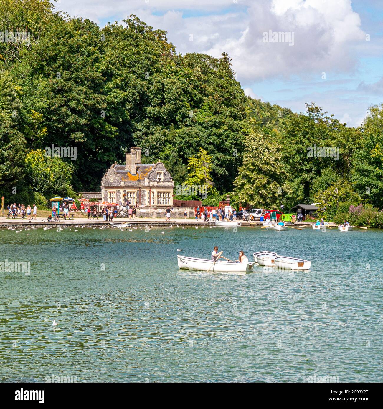 Visitors at Swanbourne Lake, Arundel, West Sussex, UK Stock Photo - Alamy