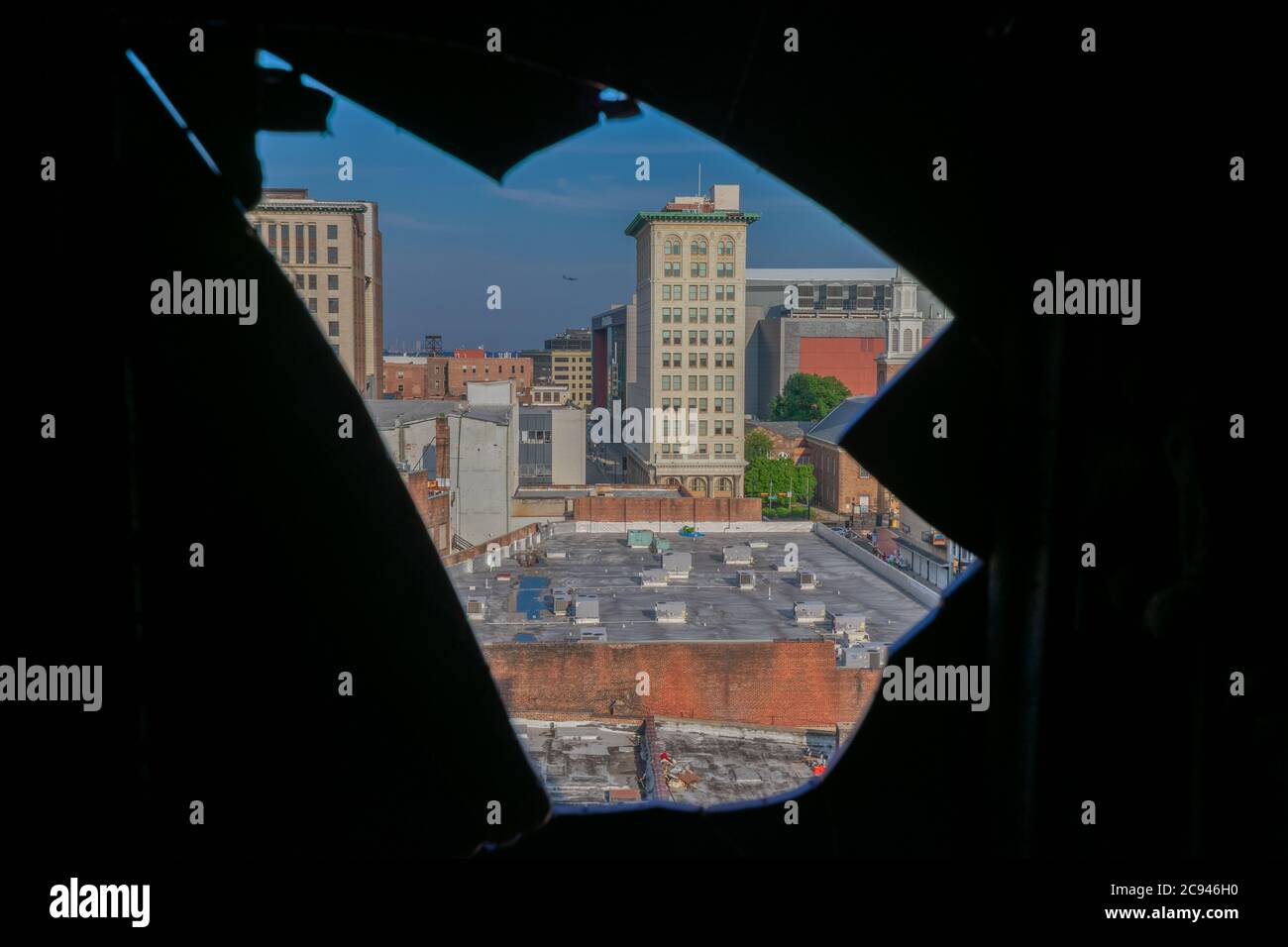 Flying through city skyline hi-res stock photography and images - Alamy