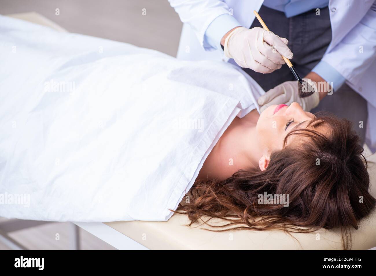 Police coroner examining dead body corpse in the morgue Stock Photo - Alamy