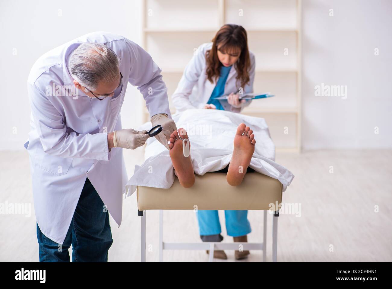 Police coroner examining dead body corpse in the morgue Stock Photo - Alamy