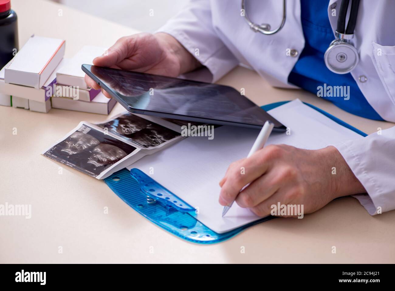 Doctor taking notes telehealth hi-res stock photography and images - Alamy