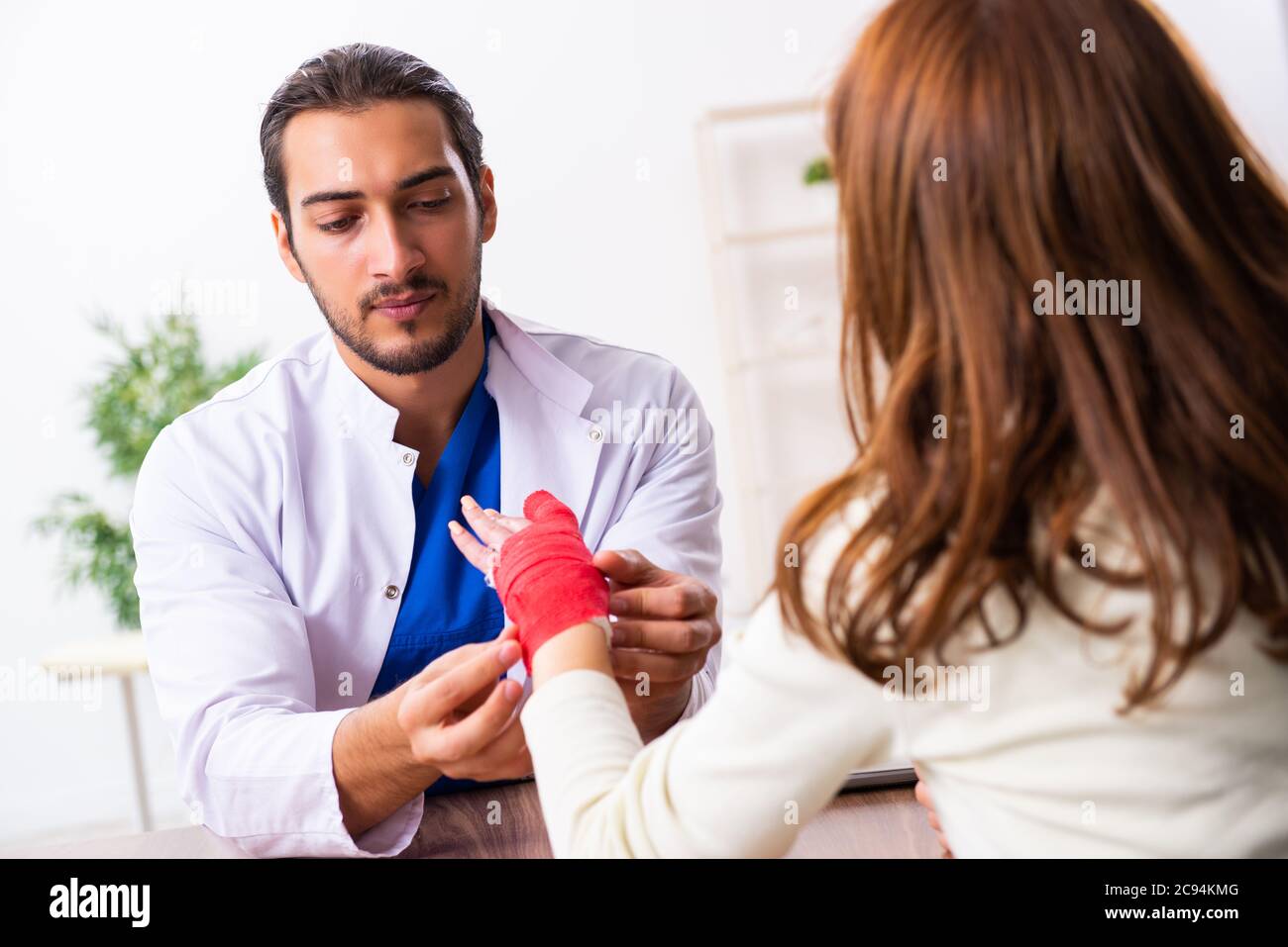 Young hand injured woman visiting doctor traumatologist Stock Photo - Alamy