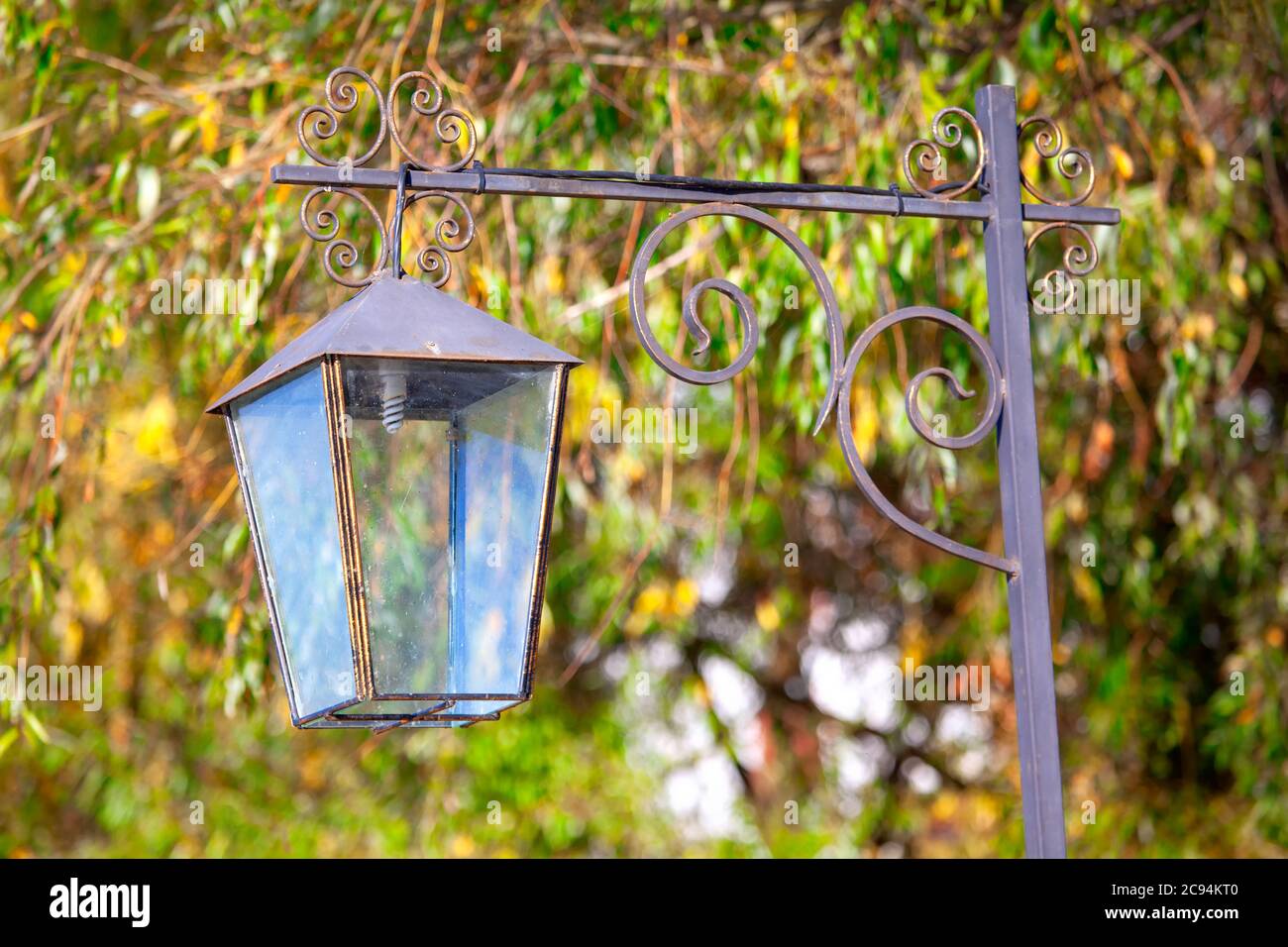 Black and gold lamppost hi-res stock photography and images - Alamy