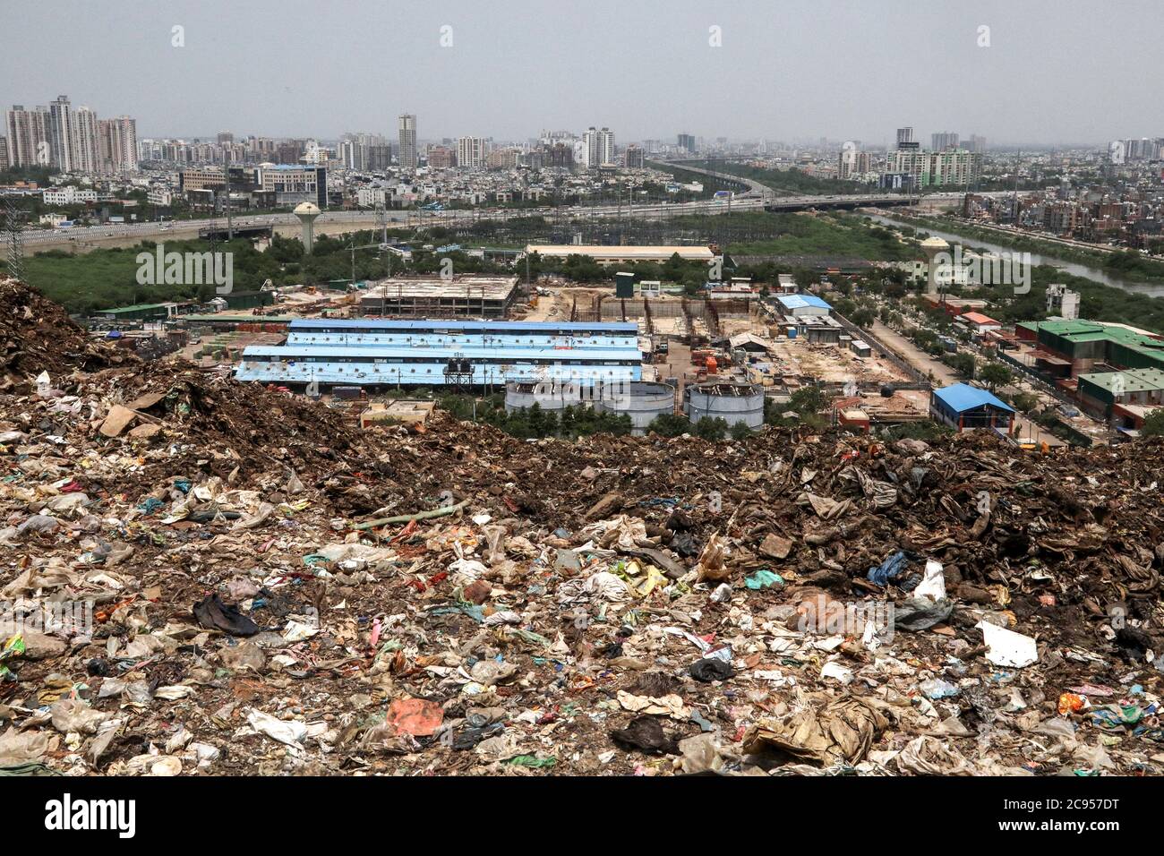 India garbage mountain hi-res stock photography and images - Alamy