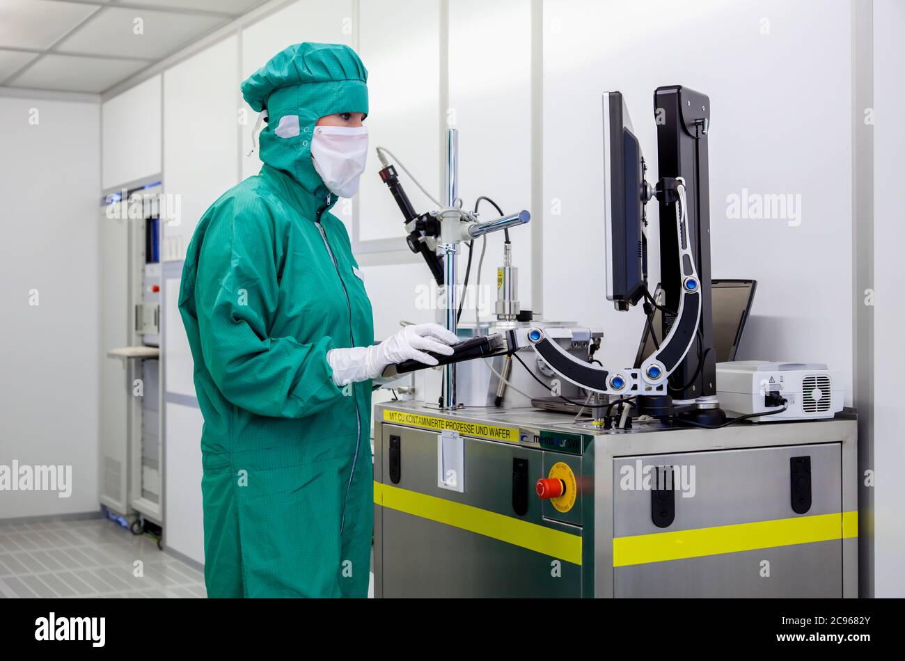 Scientist in a clean room hi-res stock photography and images - Alamy