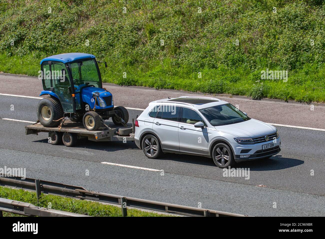 2017 white VW Volkswagen Tiguan SEL TDI BMT 4motion towing tractor on ...