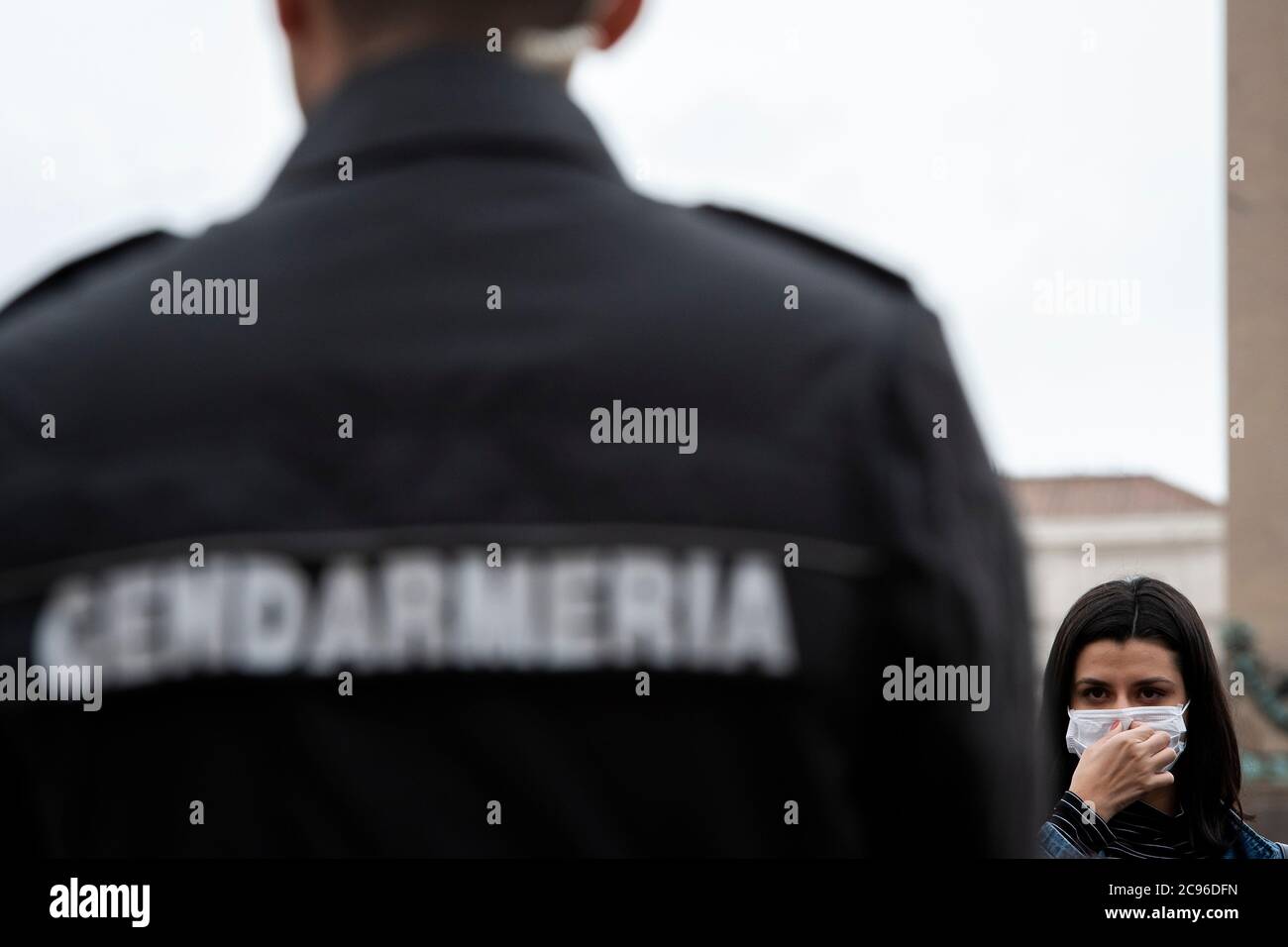 Catholic faithful wearing face mask during Pope Francis weekly general ...