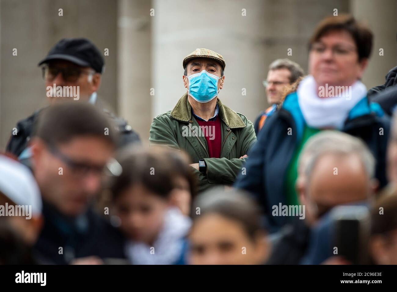 Catholic faithful wearing face mask during Pope Francis weekly general ...