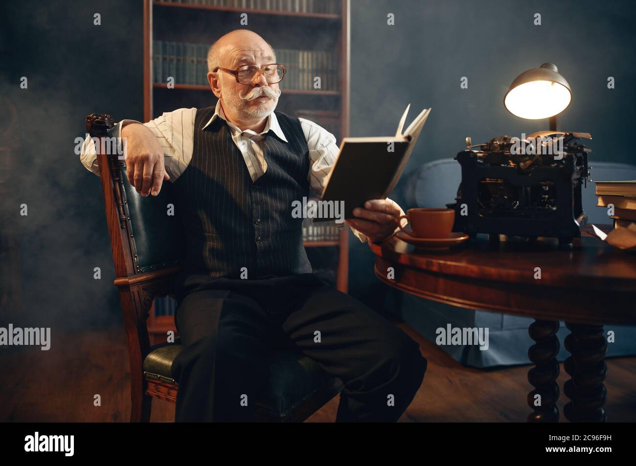 Writer reads hi-res stock photography and images - Alamy