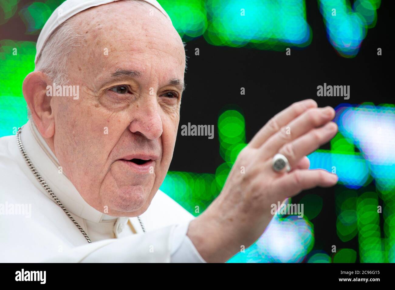 Pope hand gesture hi-res stock photography and images - Alamy