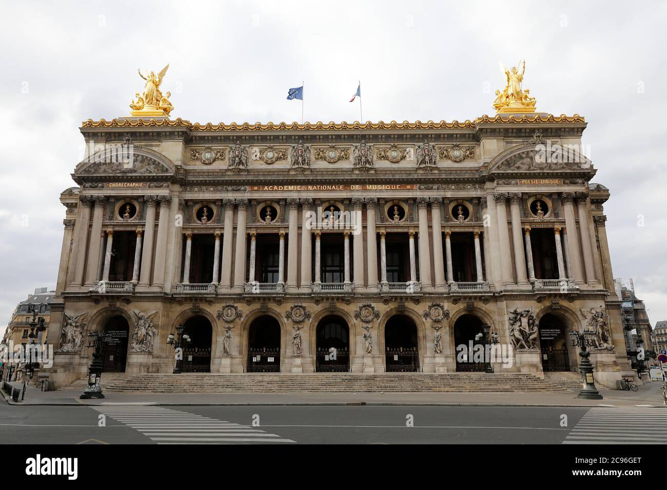 Paris, France. Opera house during lockdown Stock Photo - Alamy