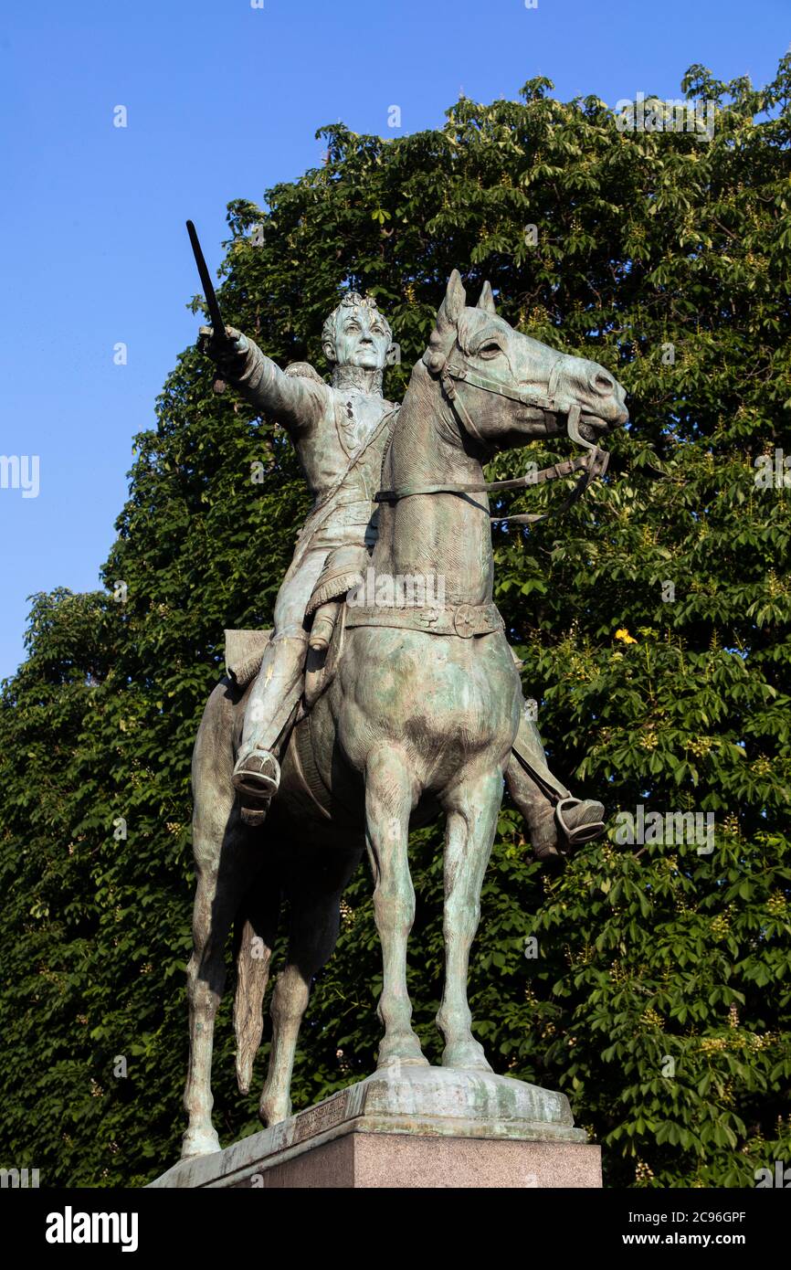 Paris, France. Statue depicting Simon Bolivar Stock Photo - Alamy