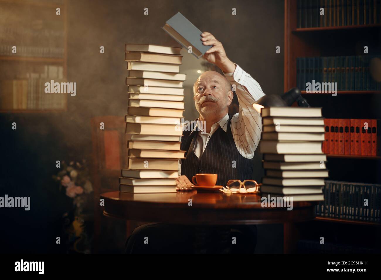 Writer reads hi-res stock photography and images - Alamy