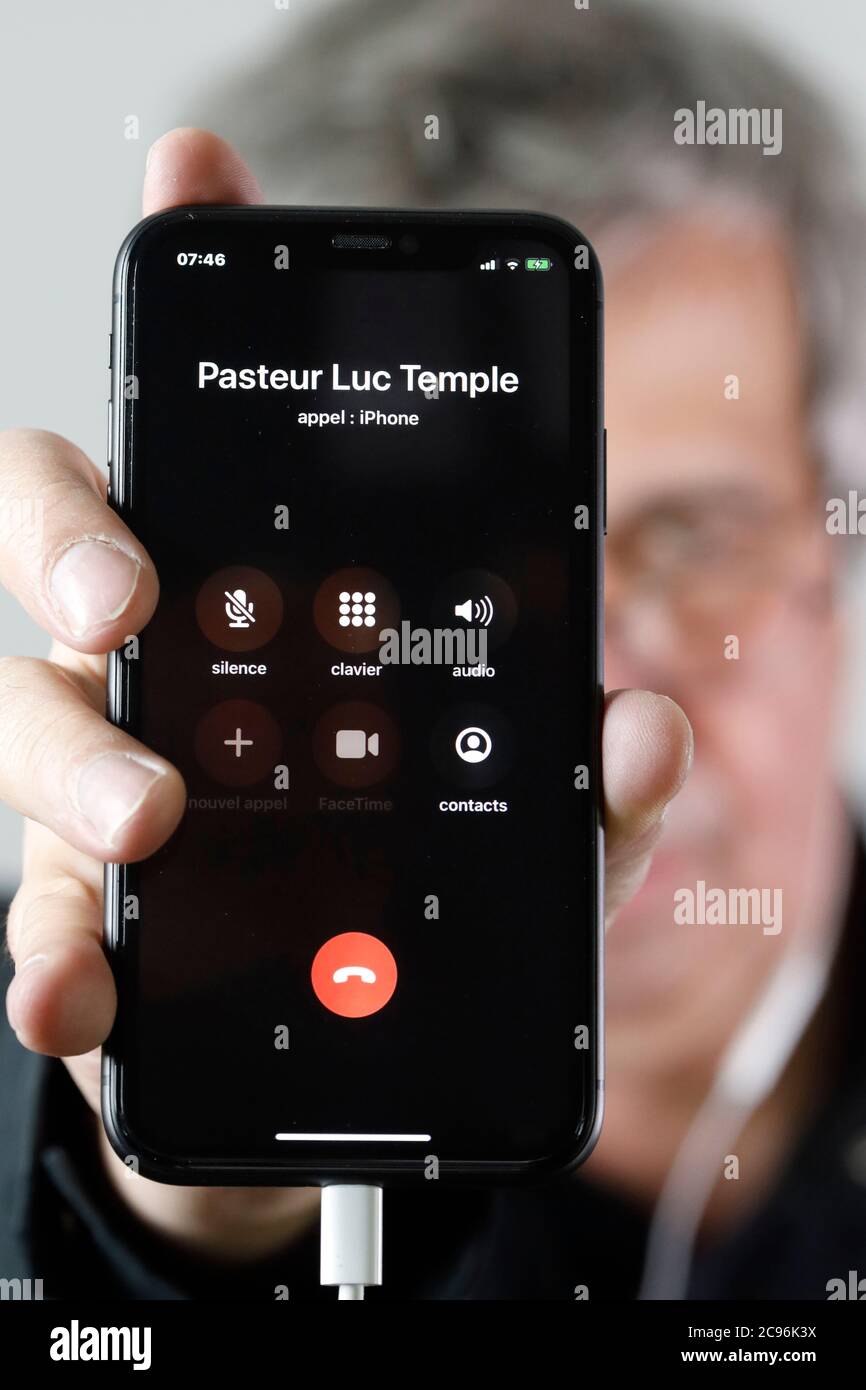 Homme smartphone hi-res stock photography and images - Alamy