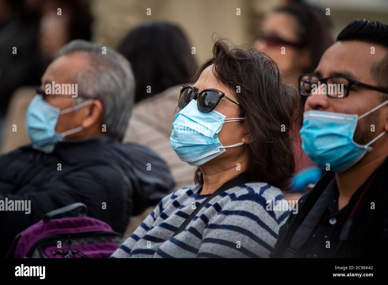 Catholic faithful wear face mask during Pope Francis weekly general ...