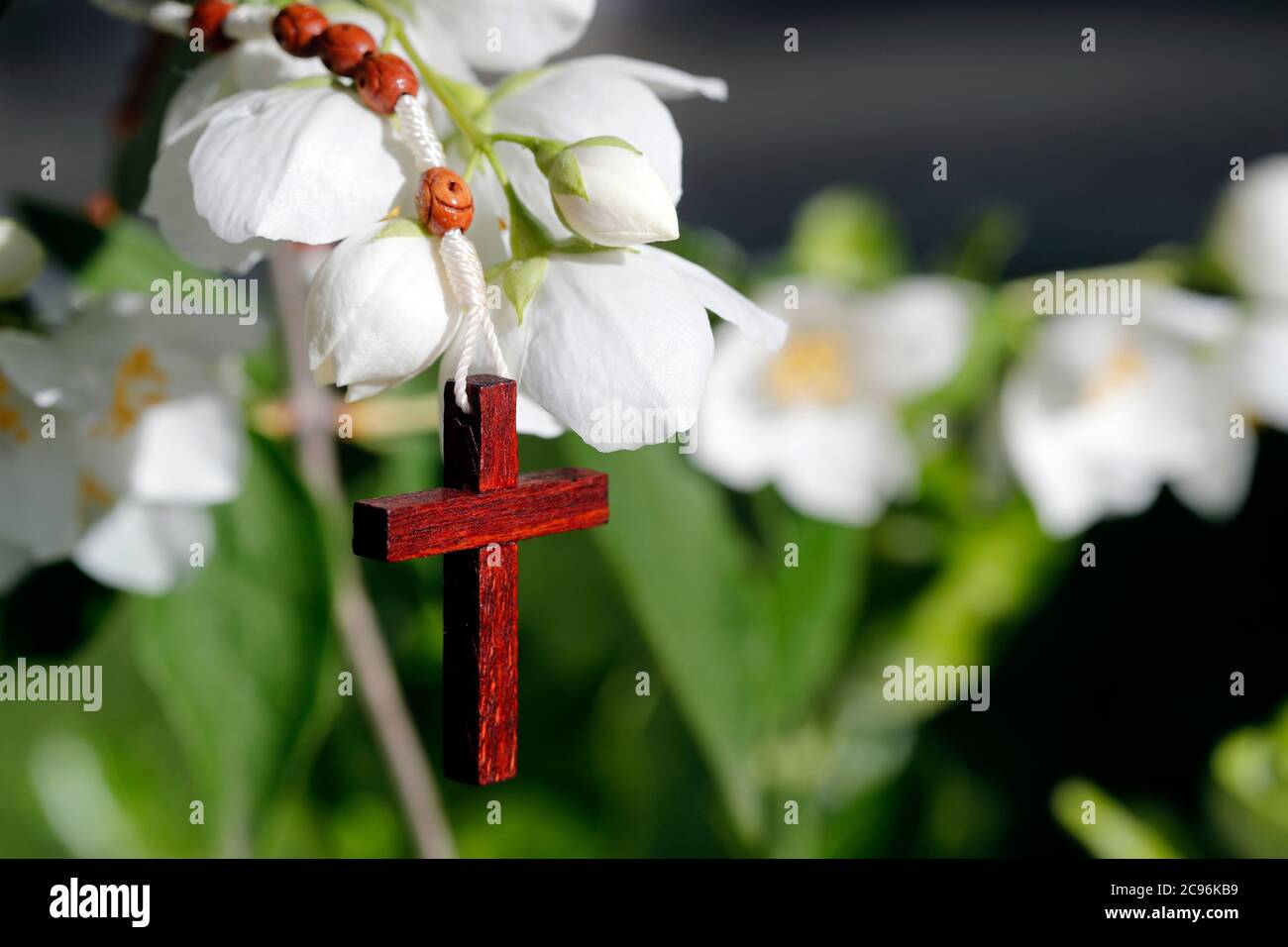 Christian cross with white flowers. France Stock Photo - Alamy