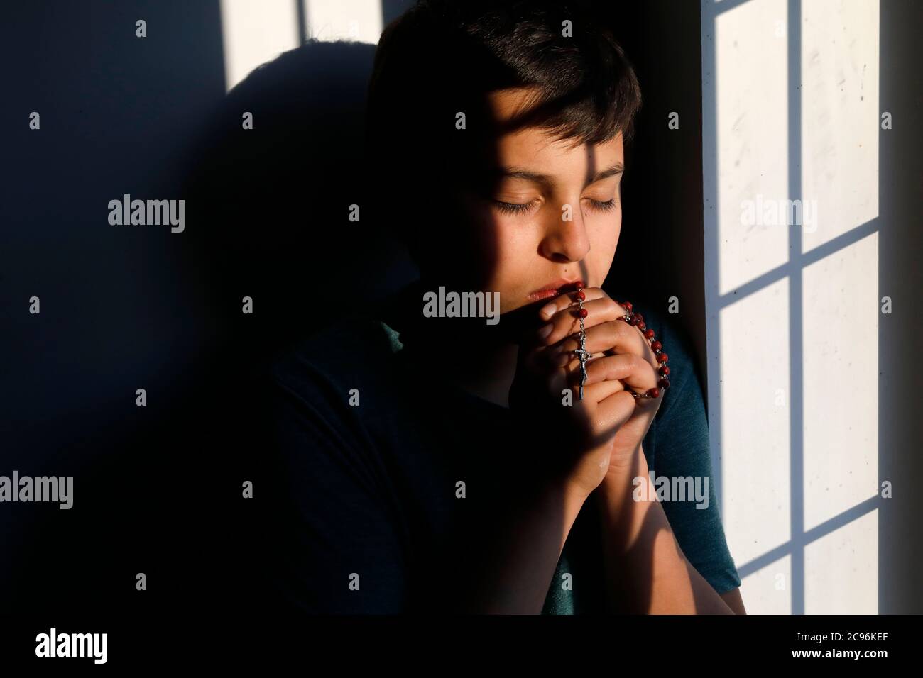 Boy praying catholic hi-res stock photography and images - Alamy