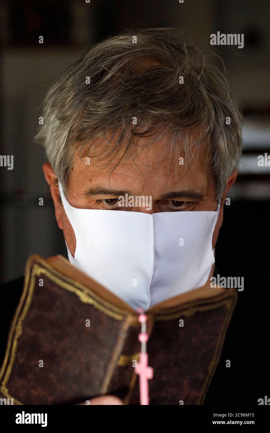 Coronavirus epidemic (COVID-19). Man wearing protective mask reading ...