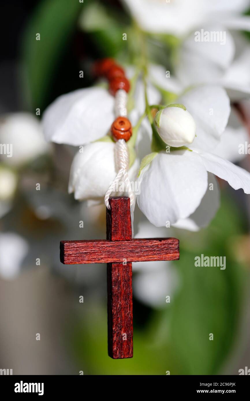 Christian cross with white flowers. France Stock Photo - Alamy