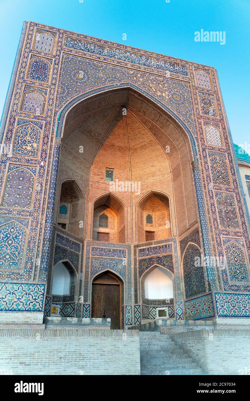The main entrance and gate of Mir Arab madrasasi in Bukhara Stock Photo ...