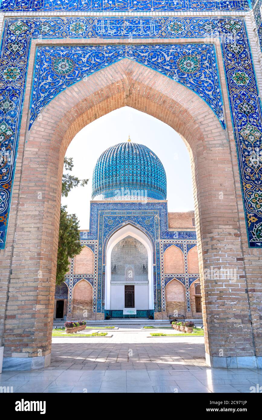 The main entrance gate of the old ancient uzbek tomb - Amir Temur ...