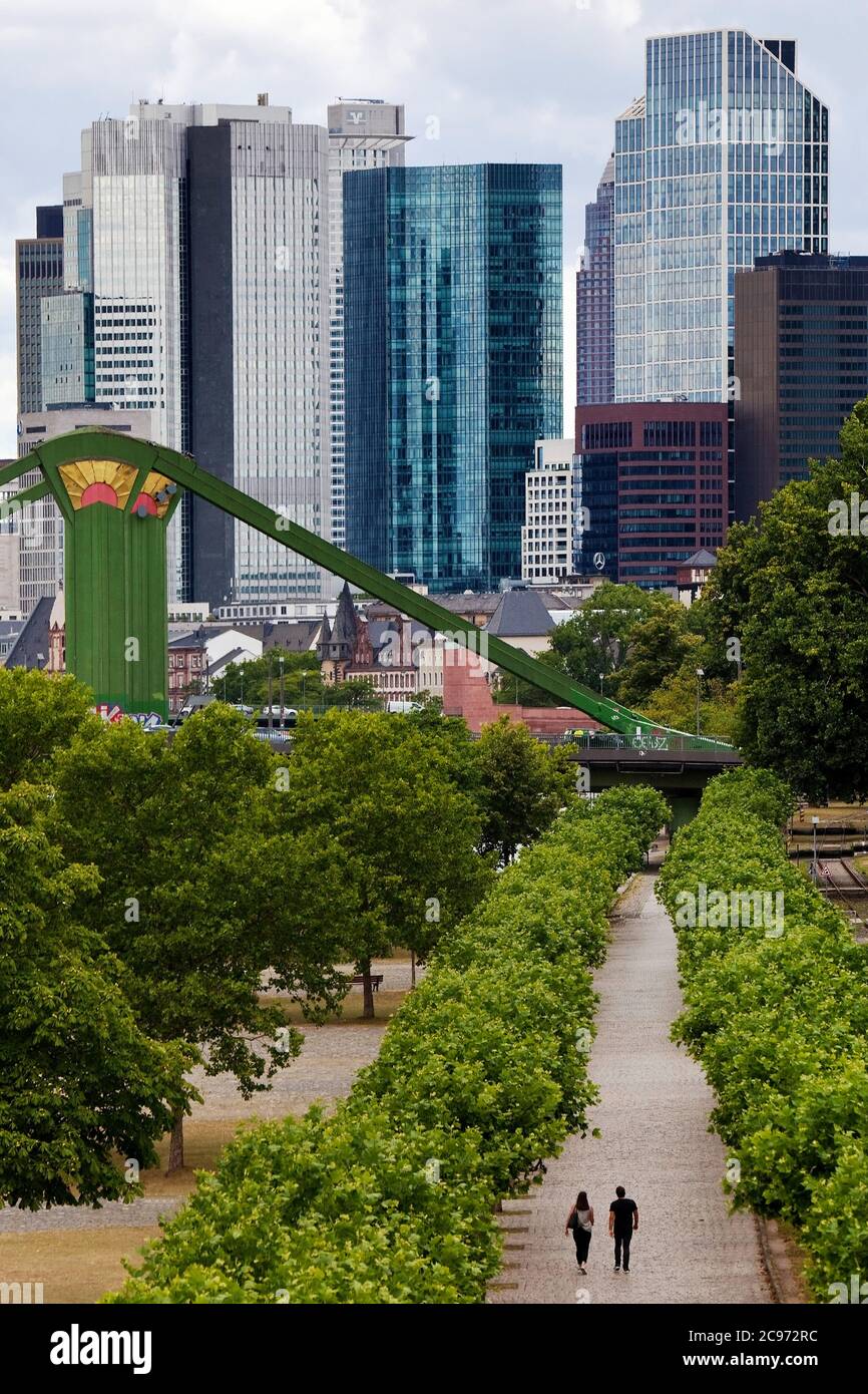 Two storey bridge hi-res stock photography and images - Alamy