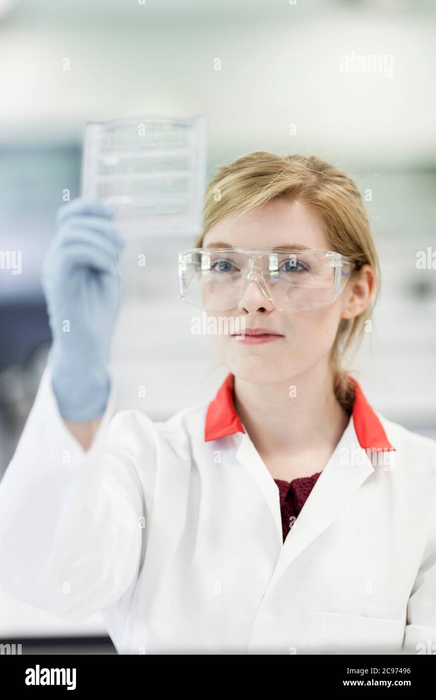 England woman female laboratory hi-res stock photography and images - Alamy