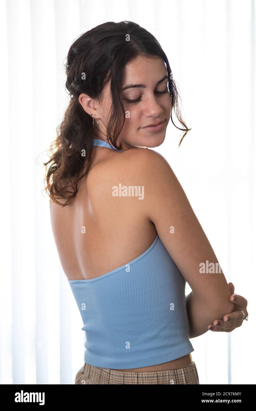 Pretty girl looking over shoulder hi-res stock photography and images ...