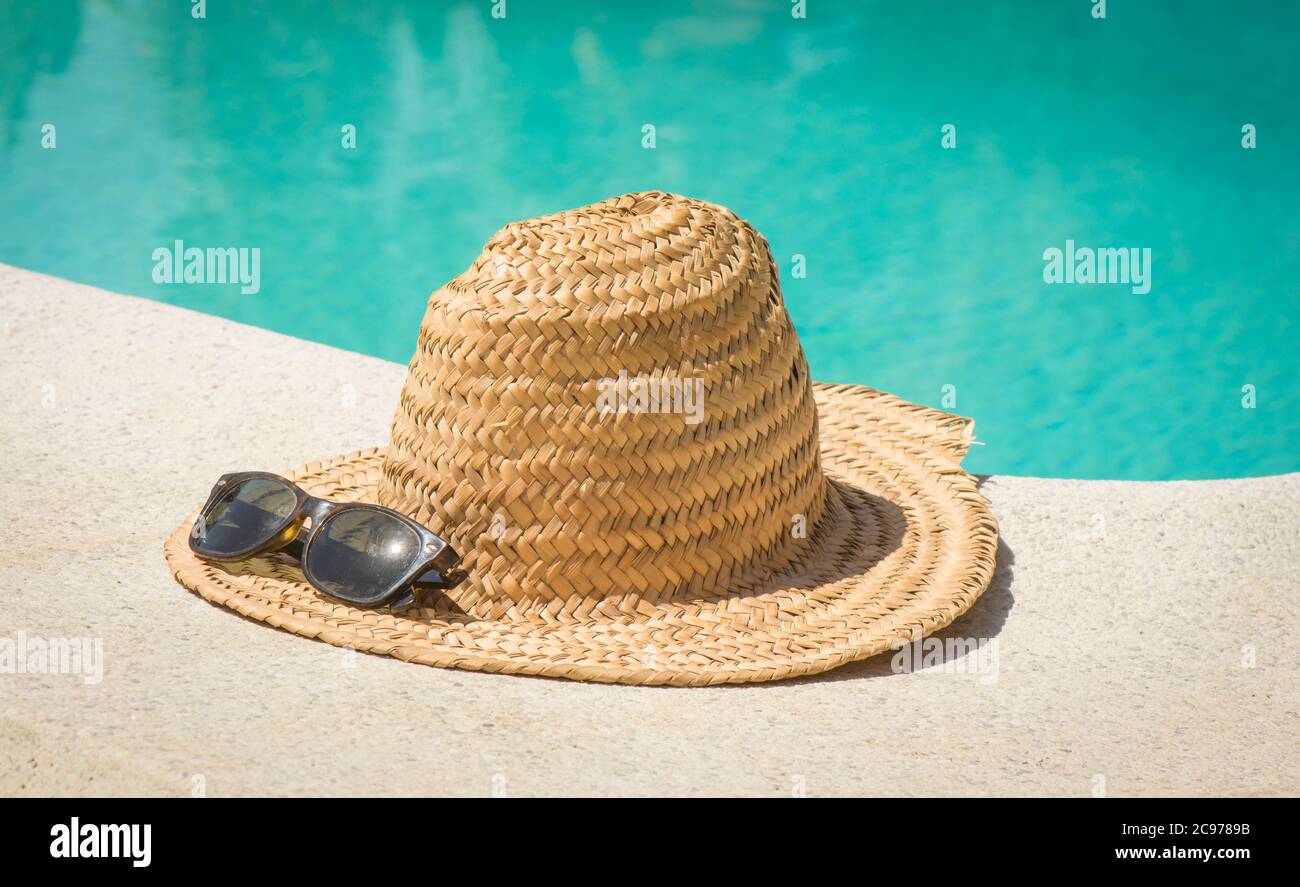 Vintage straw hat hi-res stock photography and images - Alamy