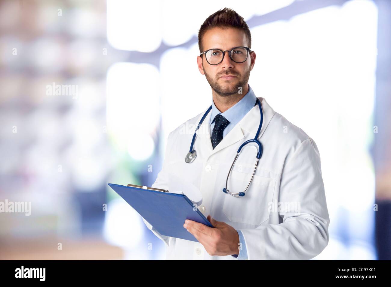 Doctor wearing lab coat hi-res stock photography and images - Alamy