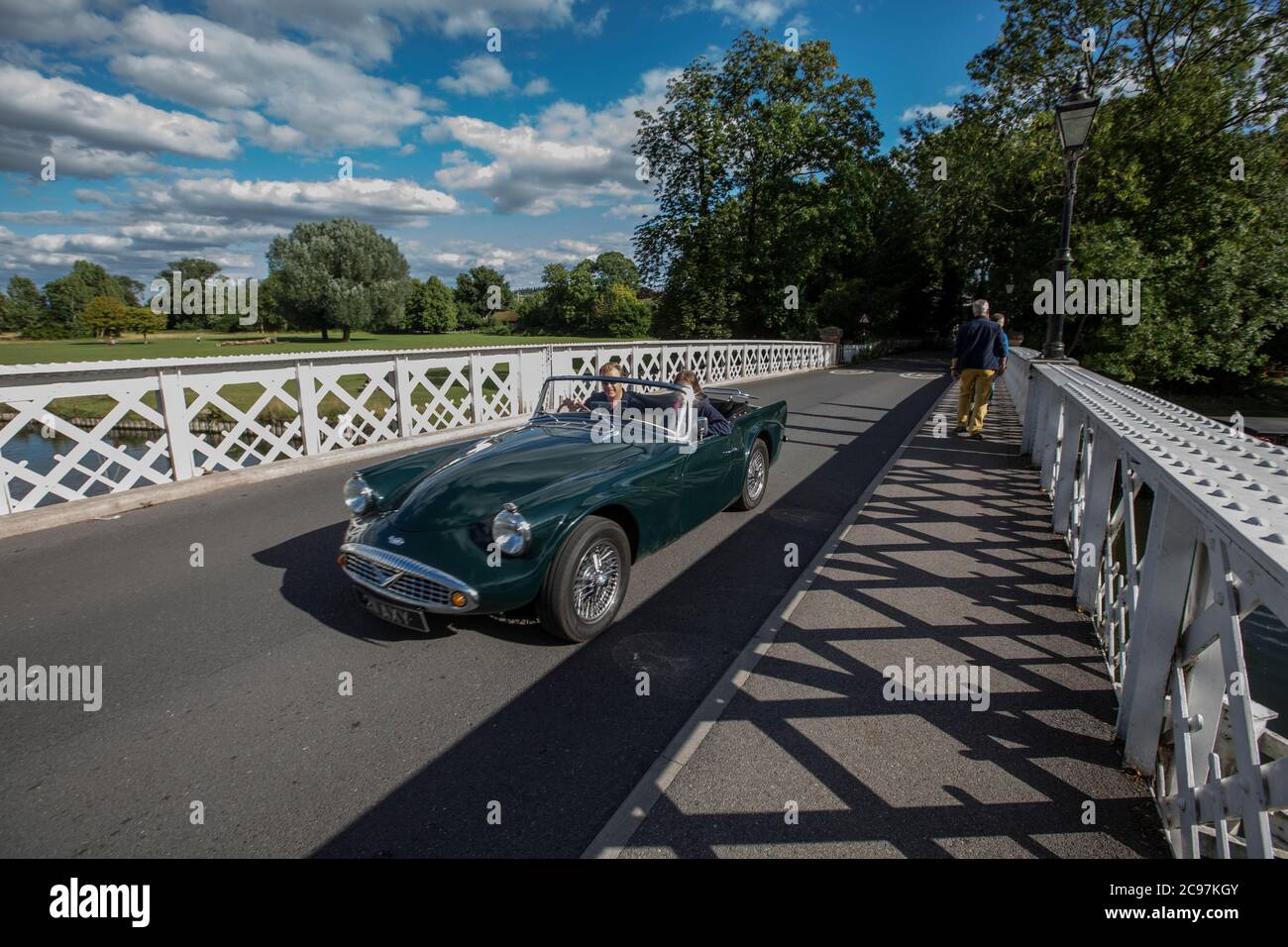 Middle class car hi-res stock photography and images - Alamy