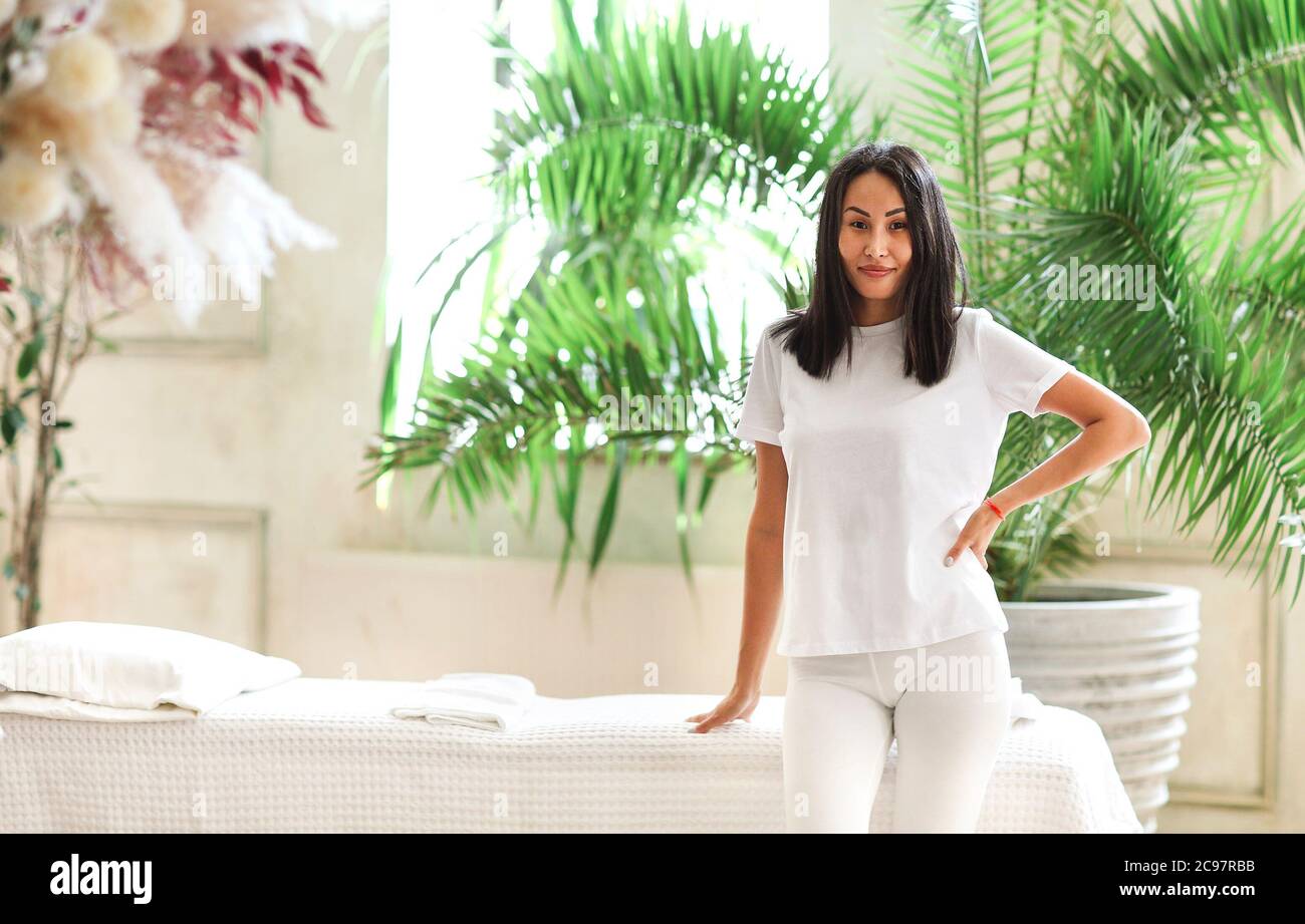 Asian massage table hi-res stock photography and images - Alamy