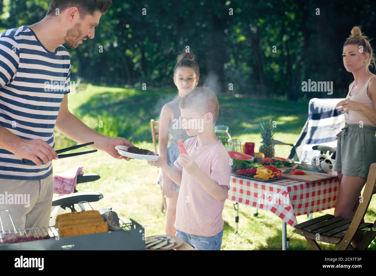 Family ready to eat a barbecue meals Stock Photo - Alamy