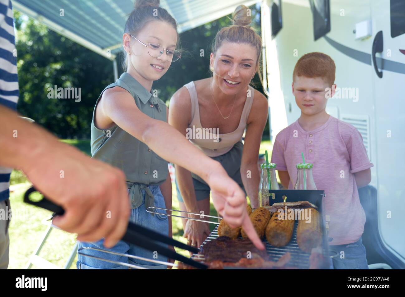 Barbecue family hi-res stock photography and images - Alamy