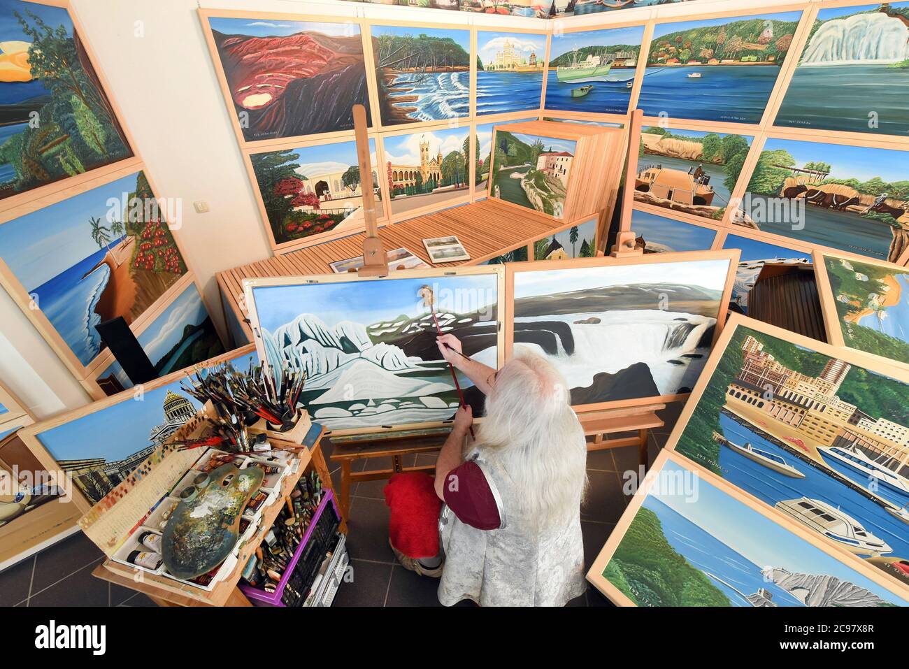 24 July 2020, Saxony-Anhalt, Spergau: The painter Peter Gehre is ...