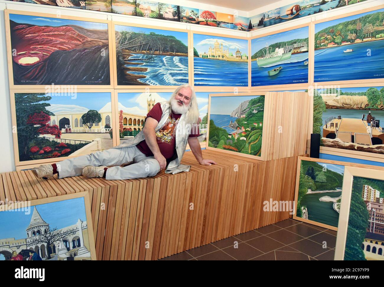 24 July 2020, Saxony-Anhalt, Spergau: The painter Peter Gehre sits ...