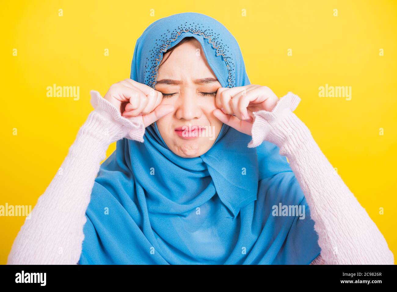 Beautiful muslim girl crying face hi-res stock photography and images ...