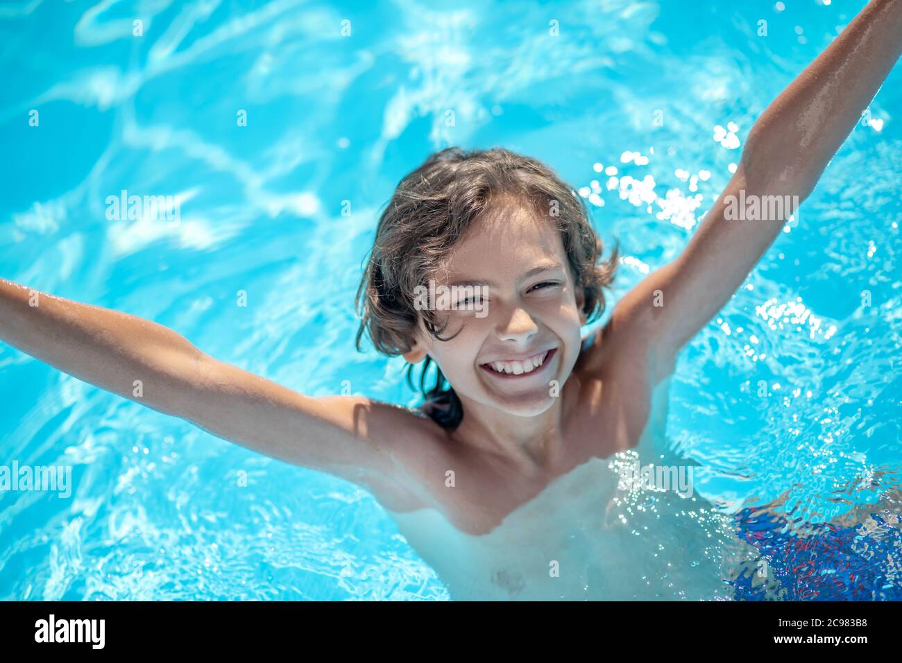 Hands under face hi-res stock photography and images - Alamy