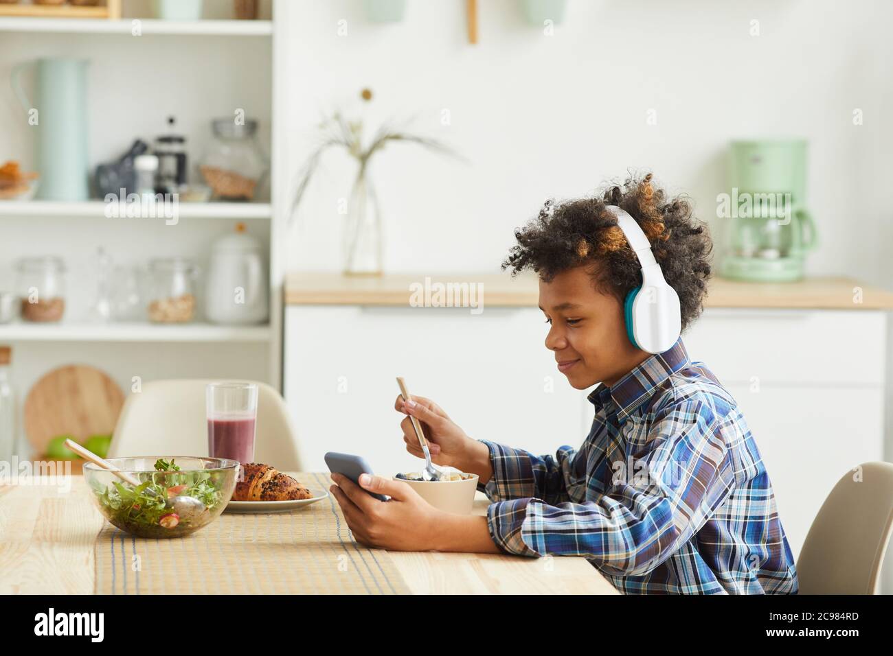 Child smart phone kitchen hi-res stock photography and images - Alamy