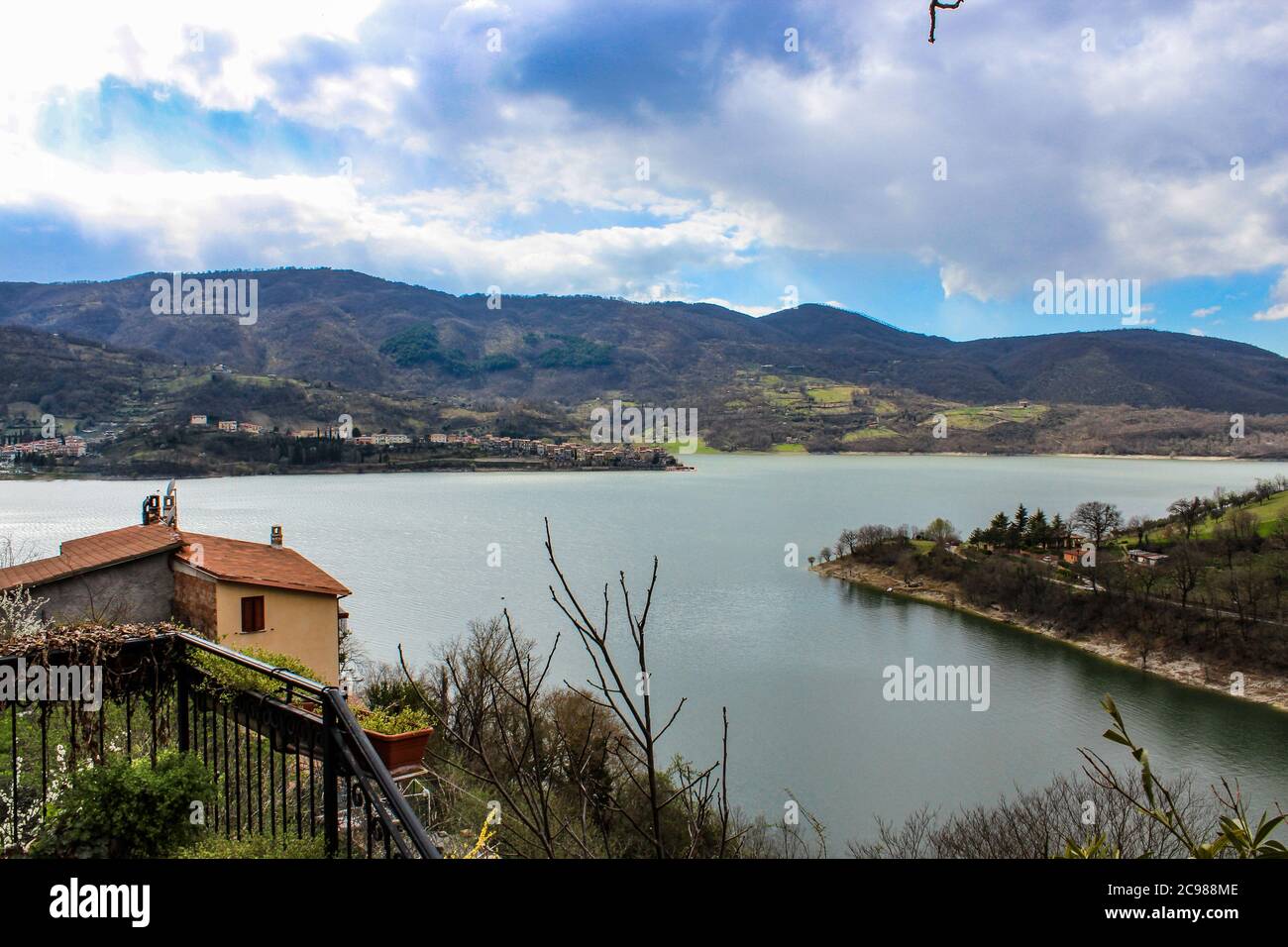 Turano lake and the beautiful village of Castel di Tora. Rieti, Lazio ...