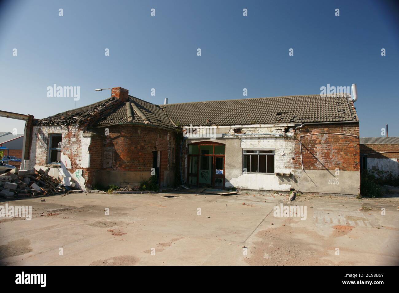 Kingston upon Hull, run down derelict business property Stock Photo - Alamy