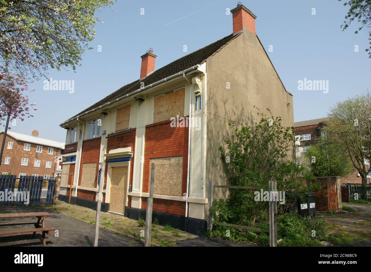 Old run down pub hi-res stock photography and images - Alamy
