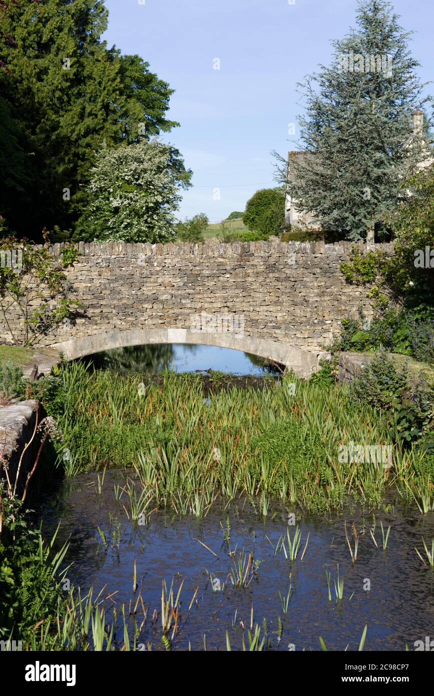 stone footbridge crossing the river coln cotswold Stock Photo - Alamy