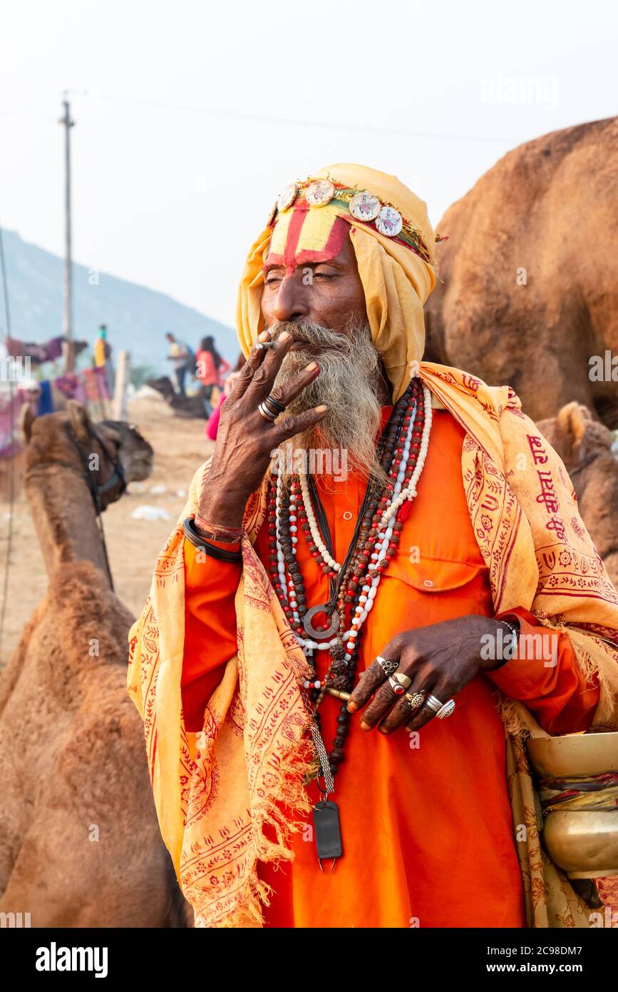 Hindu pilgrims in traditional dress hi-res stock photography and images ...