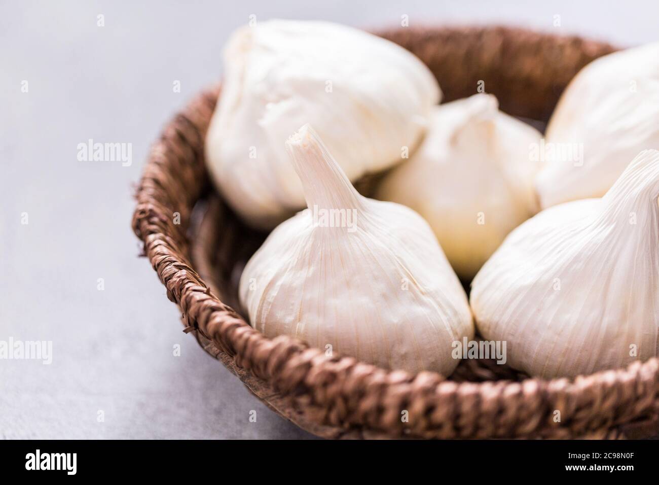 Organic garlic cloves in small basket Stock Photo - Alamy