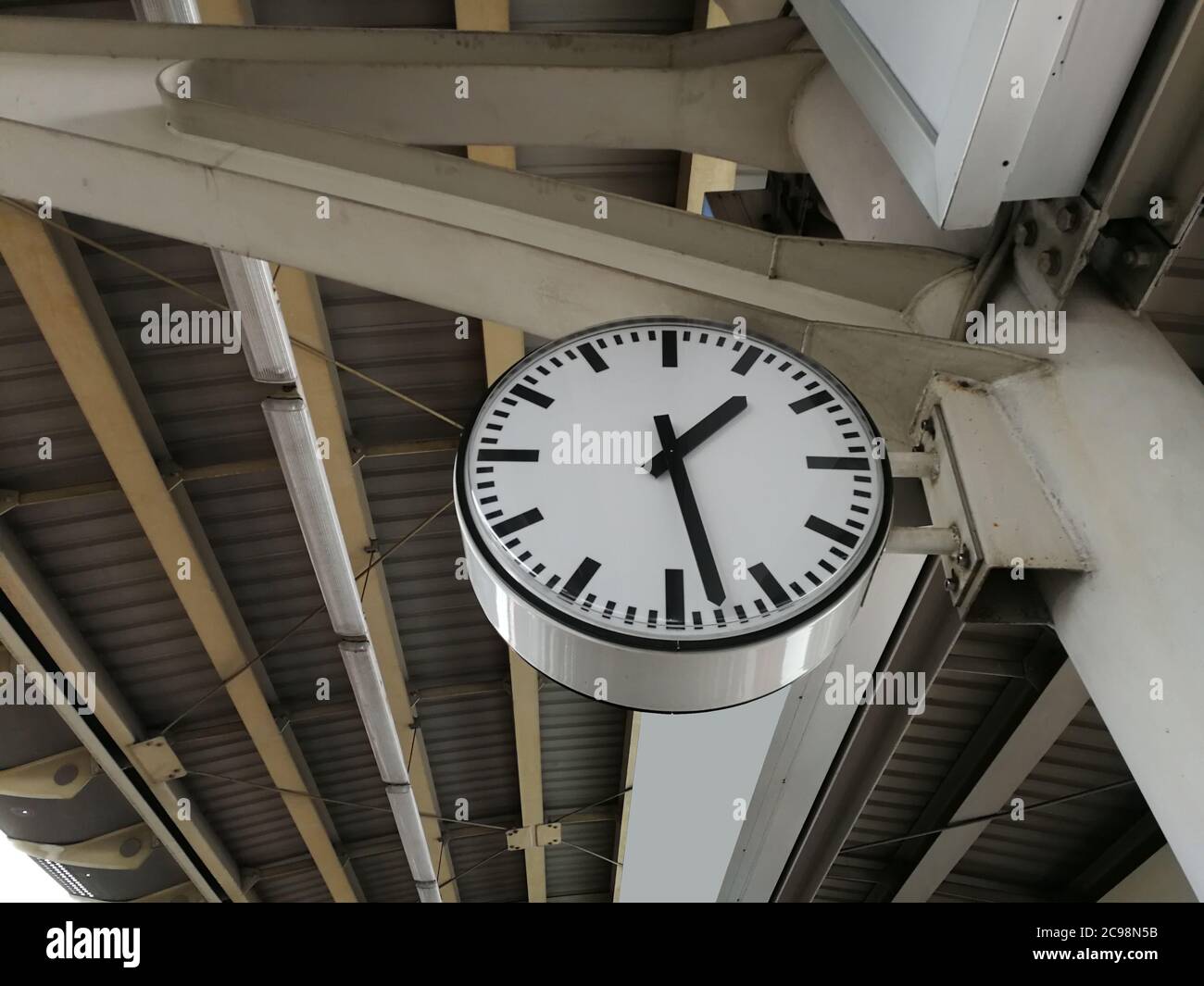 Metro station clock hi-res stock photography and images - Alamy