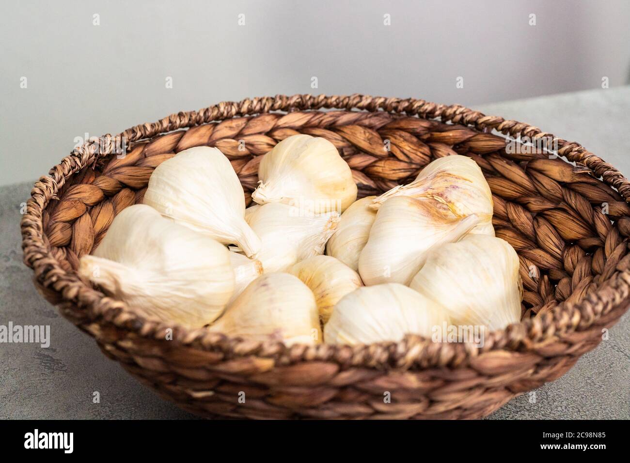 Organic garlic cloves in small basket Stock Photo - Alamy