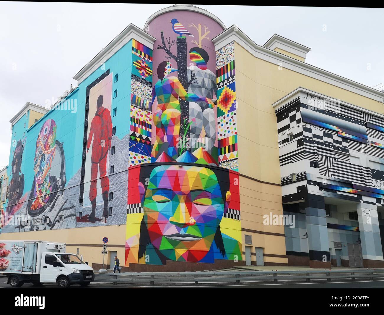 Facade of the building with beautiful graffiti Stock Photo - Alamy