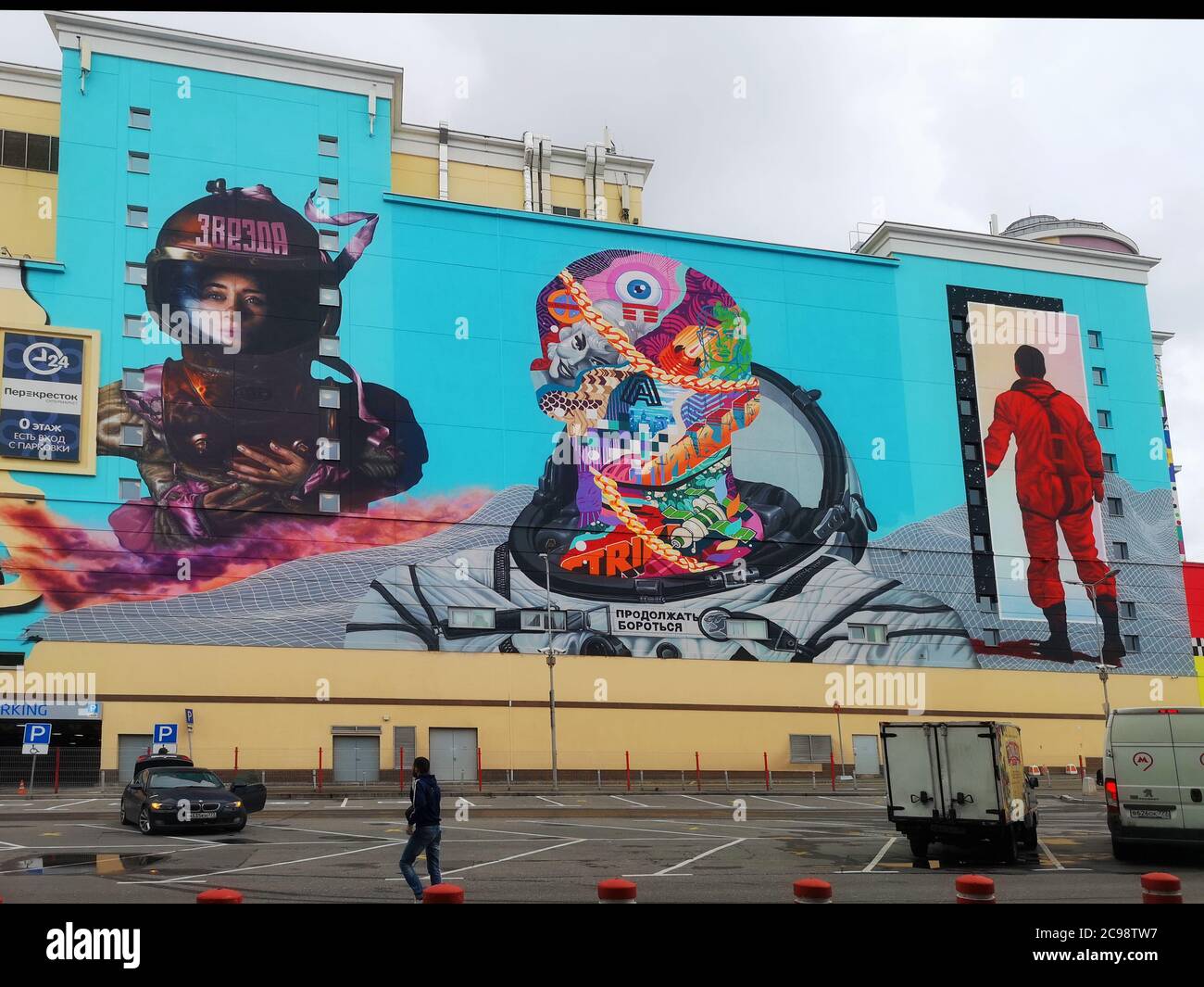 Facade of the building with beautiful graffiti Stock Photo - Alamy